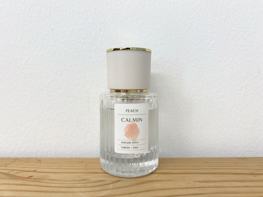 CALMIN（カルミン）香水レビュー｜人気の「ピーチ」の魅力と全バリエーションを解説 | Perfumed 香水とコロンなライフ